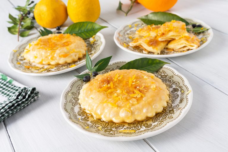 Seadas, dolce tipico della Sardegna farcito con pecorino e miele ...